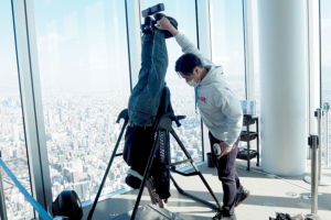 ハルカス「バンジーVR」人気のワケは、爆笑必至の空間だった | Lmaga.jp