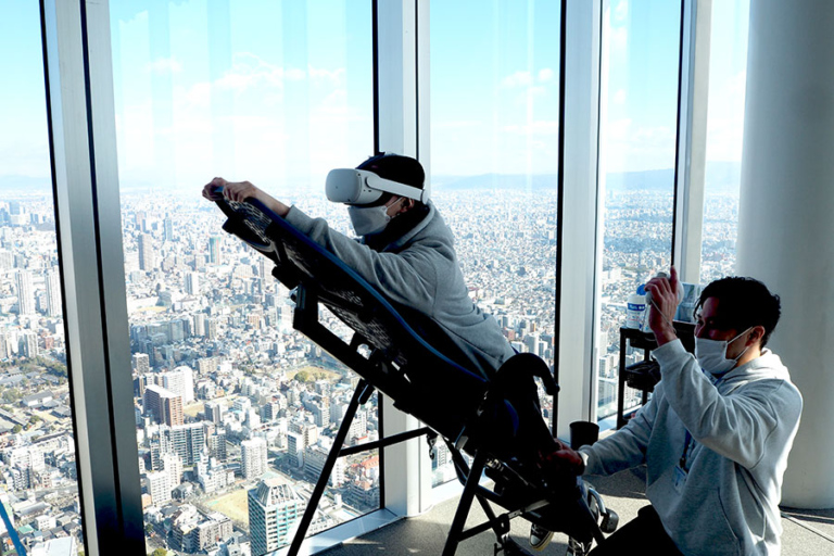 ハルカス「バンジーVR」人気のワケは、爆笑必至の空間だった | Lmaga.jp