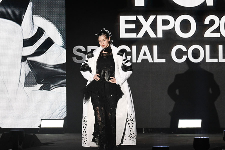 石破総理、TGC万博会場に登場「ミャクミャクの付添人です」 | Lmaga.jp