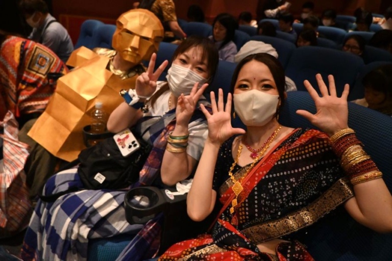 「人生最高の日」80歳が尼崎で初マサラ体験「RRR」で親孝行？ | Lmaga.jp