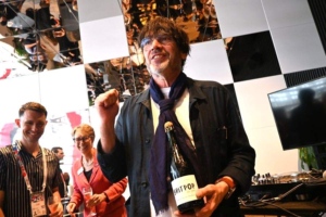 「本当にきた」英人気バンド・ブラーのメンバー万博でご機嫌DJ | Lmaga.jp