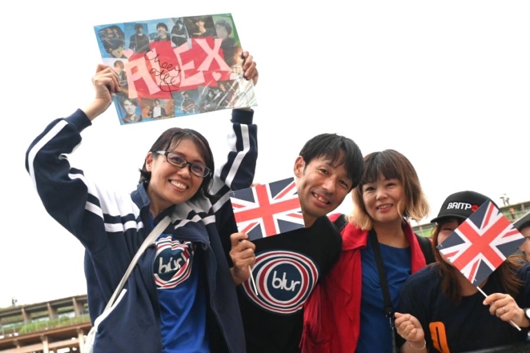 「本当にきた」英人気バンド・ブラーのメンバー万博でご機嫌DJ | Lmaga.jp