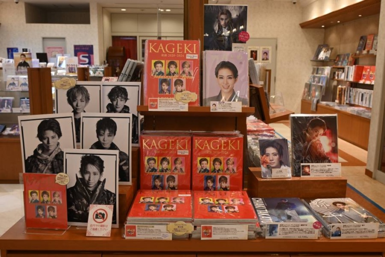 「トップスター並の人気」宝塚大劇場に「大きくて可愛い」キャラ降臨 | Lmaga.jp