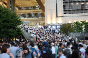 万博だけじゃない、梅田も盆踊りで盛り上がる！大人数が自由に踊る | Lmaga.jp