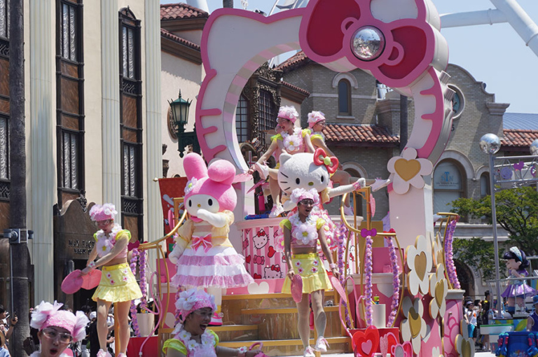 「豪雨並やんw」USJのびしょ濡れパレードにざわつく | Lmaga.jp