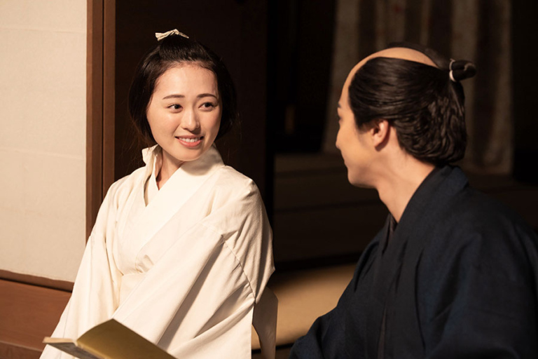 蔦屋劇場開幕！ 出演者全員集合の学芸会に喝采【べらぼう】 | Lmaga.jp