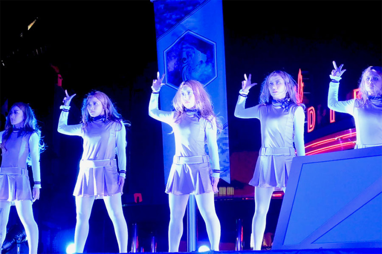 USJに5体の「ミーガン」突如出現、サプライズにファン大歓喜 | Lmaga.jp