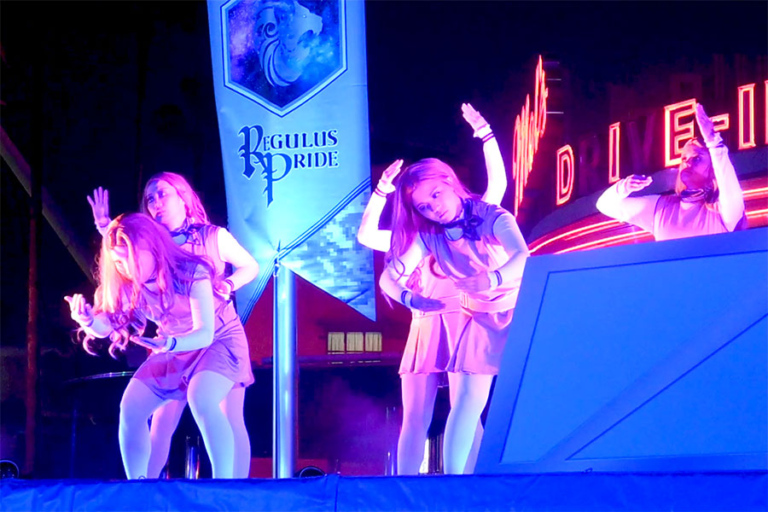 USJに5体の「ミーガン」突如出現、サプライズにファン大歓喜 | Lmaga.jp