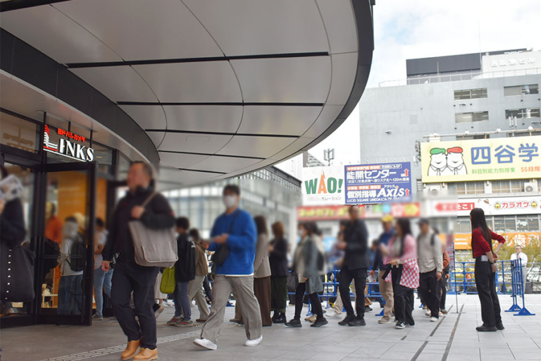 大阪・梅田の新ユニクロ、初日から大賑わい！オープン前に約1200人が行列 | Lmaga.jp