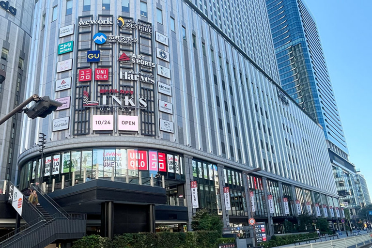 大阪・梅田の新ユニクロ、初日から大賑わい！オープン前に約1200人が行列 | Lmaga.jp