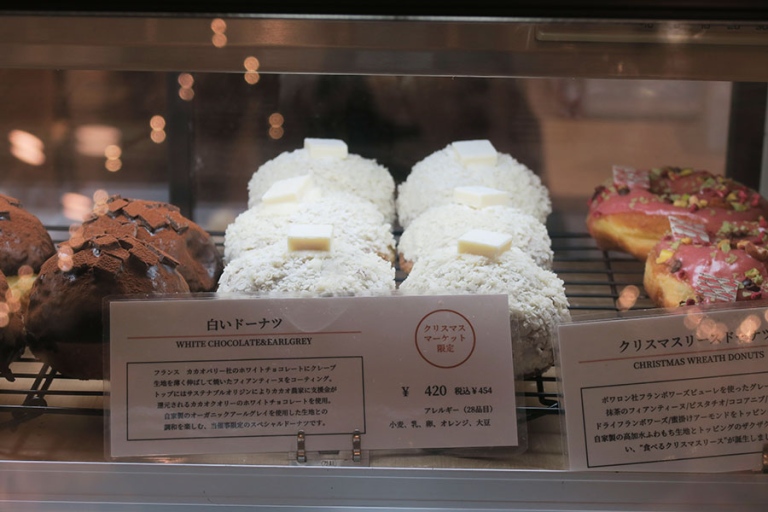 寒さ知らずの「屋内クリスマスマーケット」、うめだ阪急の限定ソフトクリームが好評 | Lmaga.jp