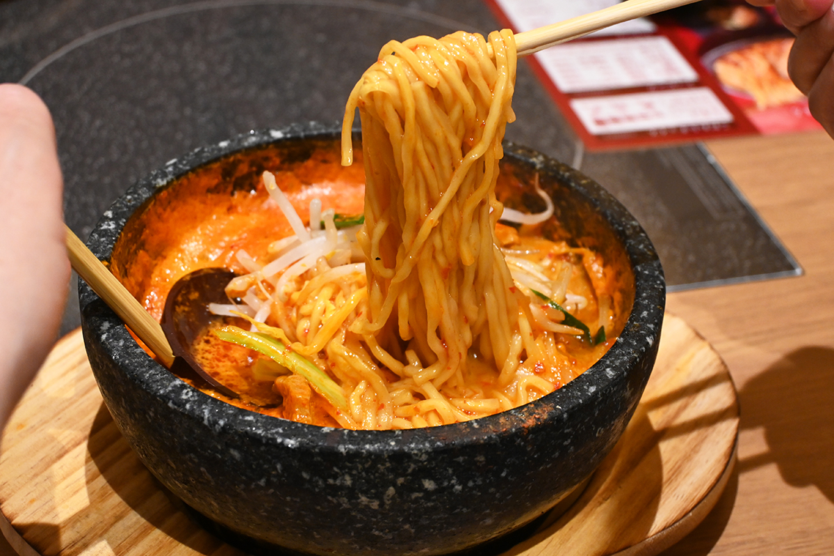 1日60食だけ…大阪・梅田に「新たな麺」、人気スンドゥブ店が考案！“辛うま”でアツアツ | Lmaga.jp